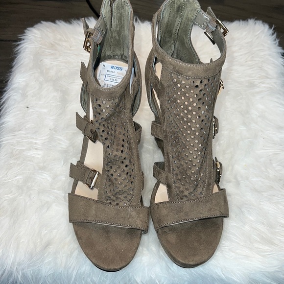 Guess | Shoes | Guess Womens Army Green Size 9 Wedge Sandals | Poshmark